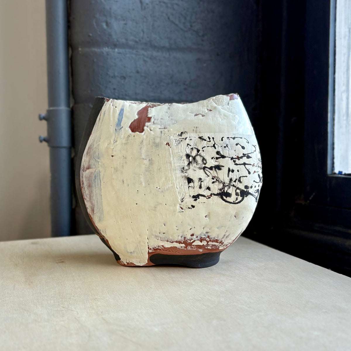 Juli Kirk Sculptural Smoke-Fired Vase – Decorative Ceramic – Hashi Pottery